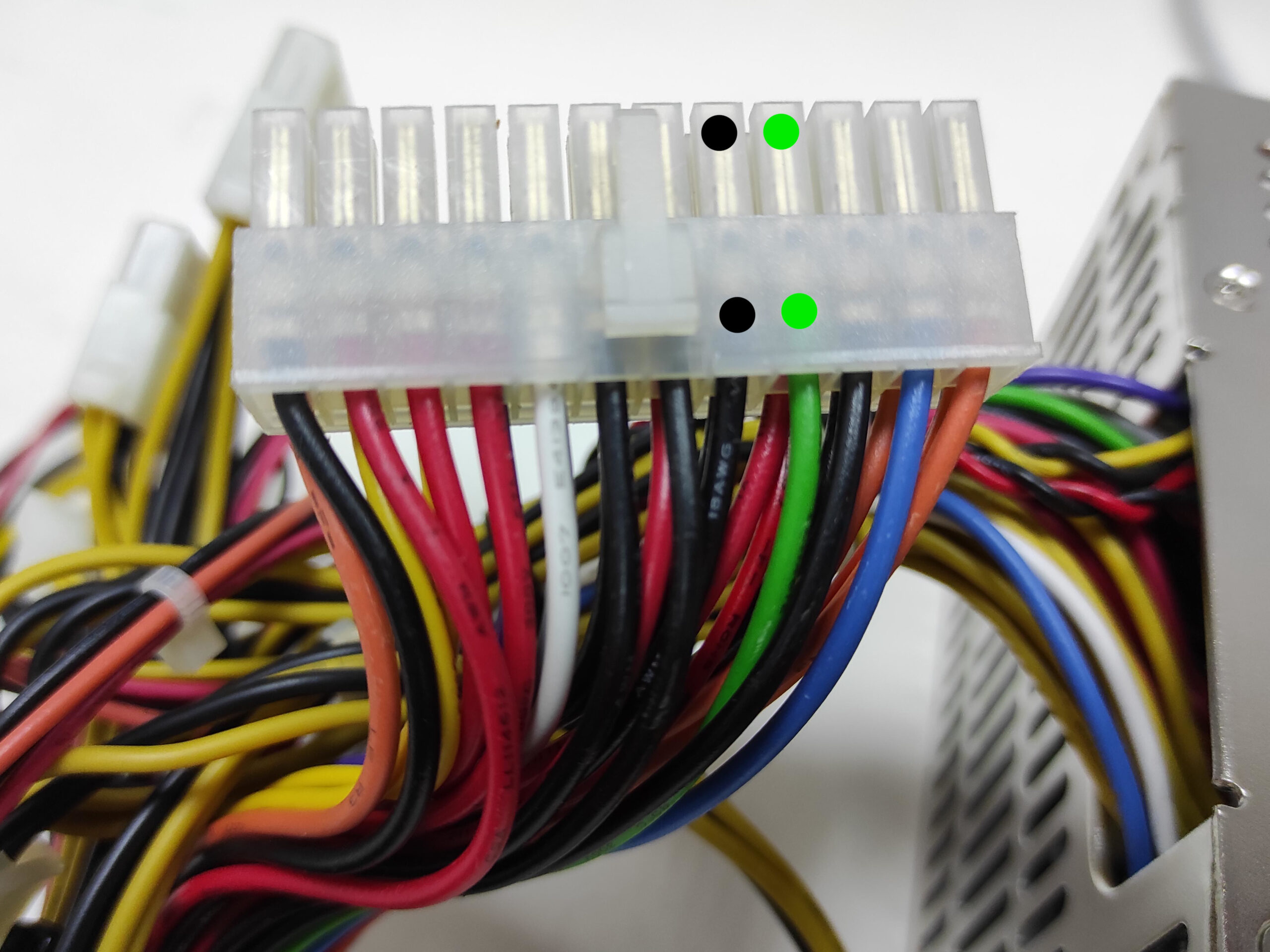Fuente de alimentación: Pin verde y pin negro conector 24P | ZeppelinuX